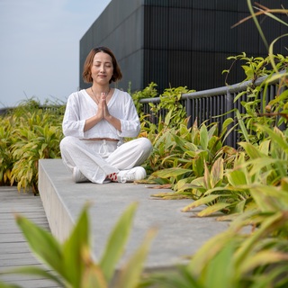 5 Min Mantra Meditation To Find Inner Peace And Clarity | Fang Wei