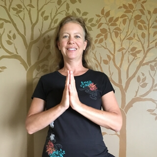 10 Minutes Yoga-Inspired Glutes Routine | Susan Hamilton